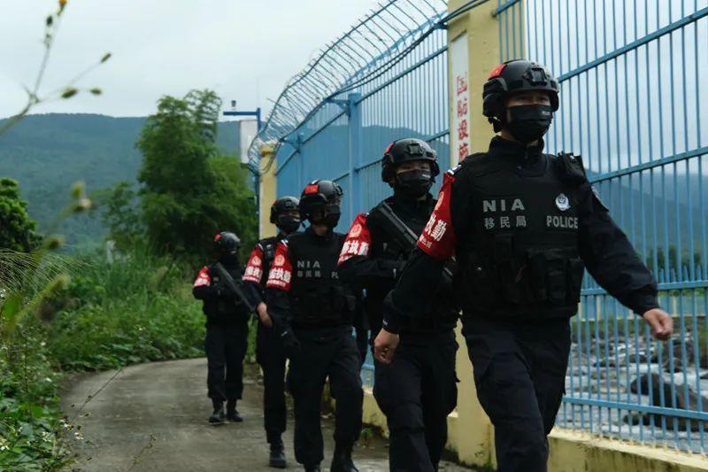 跨越千里的奔赴！这场在1314号界碑的团聚好浪漫_深圳新闻网